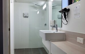 Quarto Twin Deluxe (Non Pet) | Casa de banho | Um polibã, artigos de higiene ecológicos, um secador de cabelo 