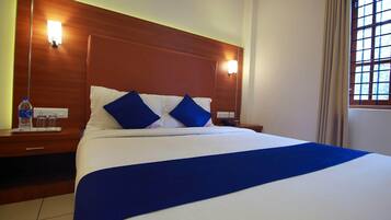 Quarto casal standard | Edredons de pluma, camas com colchões pillow-top, escrivaninha