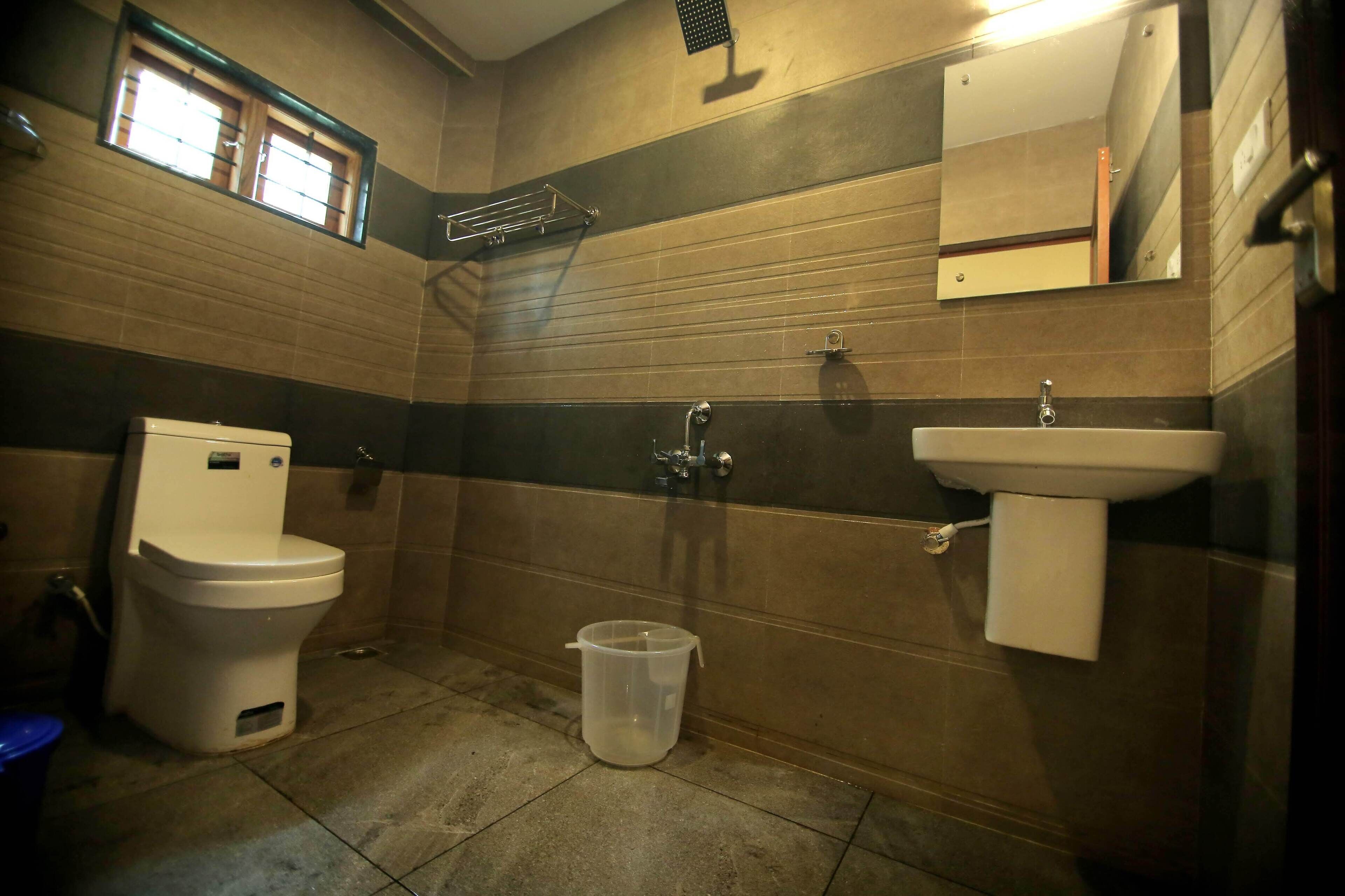 Quarto casal standard | Banheiro | Chuveiro, produtos de toalete grátis, toalhas de banho 