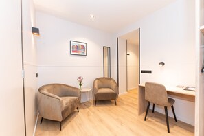 Quarto Duplo Deluxe | Secretária, secretária adequada para computadores portáteis 