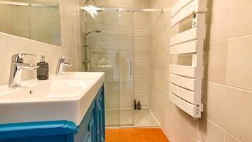 Quarto casal ou duplo superior, várias camas, para não fumantes, sacada | Banheiro | Produtos de toalete grátis, secador de cabelo, toalhas de banho