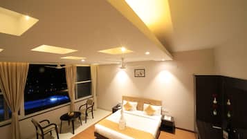 Deluxe Room AC | Cofres nos quartos, quartos à prova de som, Wi-Fi de cortesia