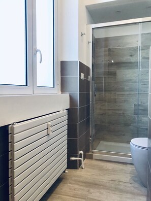 Estúdio, 1 quarto | Banheiro | Chuveiro, chuveiro com efeito de chuva, bidê, toalhas de banho