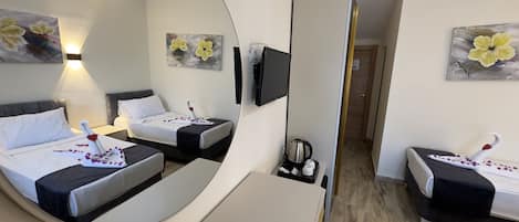 Quarto Twin Standard | 3 quartos, minibar, quartos insonorizados, Wi-fi grátis