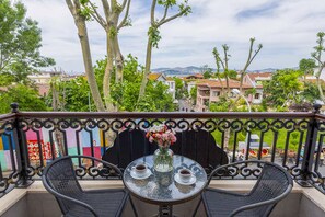 Quarto Duplo Deluxe, banheira de hidromassagem, vista parcial para o mar | Vista do quarto