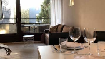 Apartamento, 1 quarto, varanda | Sala de estar | TV de ecrã plano