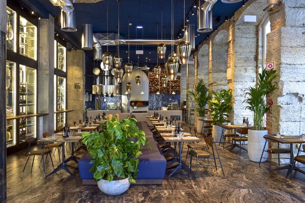 Pequenos-almoços, almoços, jantares servidos, cozinha italiana