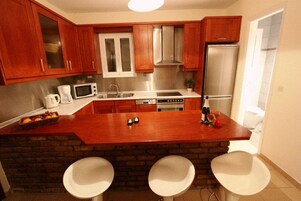 Apartamento, 2 quartos | Cozinha privada | Geladeira grande, fogão, cooktop, lava-louças