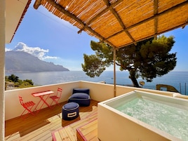 Jacuzzi Suite with Sea View Terrace | Vista do quarto