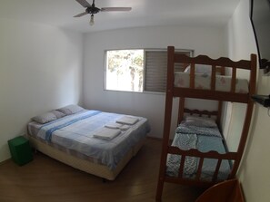 Quarto Quádruplo Básico, várias camas | Wi-fi grátis, roupa de cama fornecida