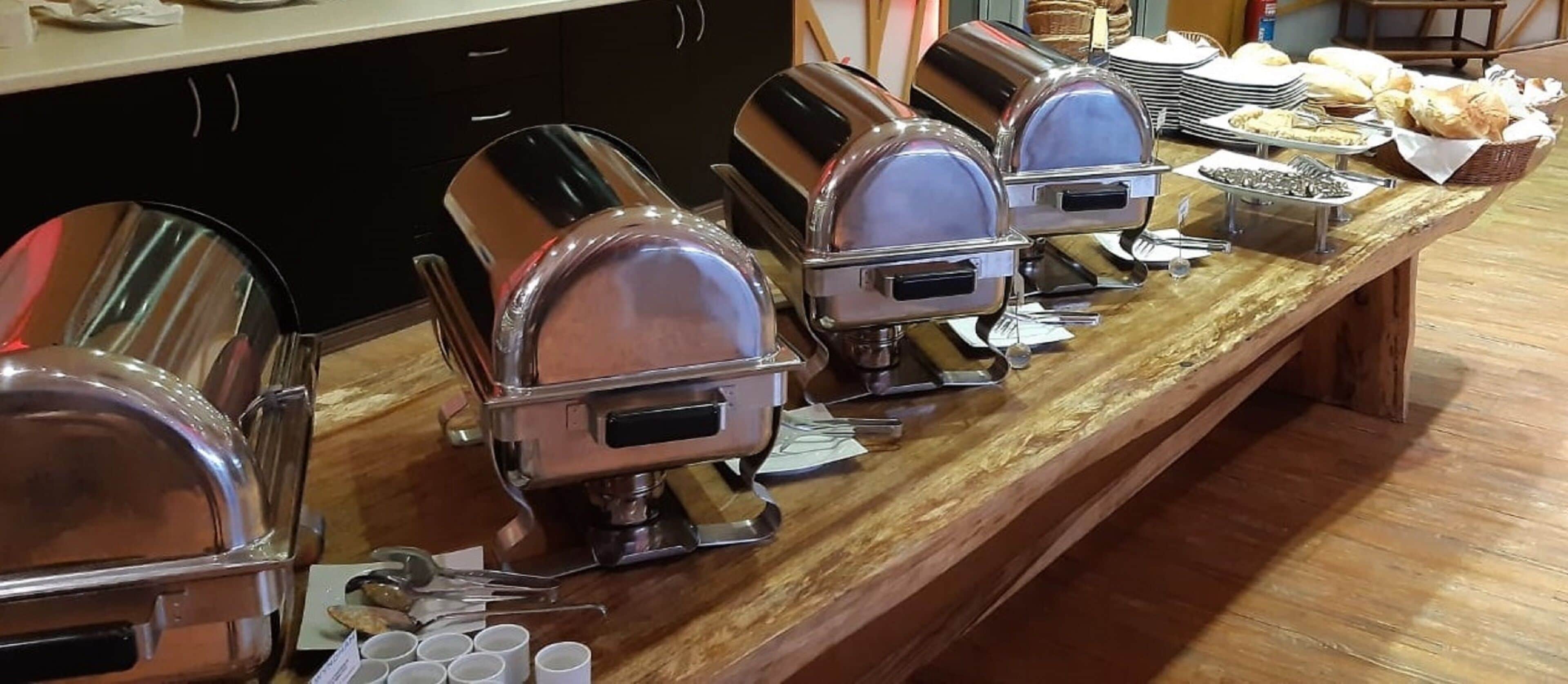 Disposição de buffet com vários distribuidores automáticos de comida.