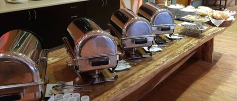 Disposição de buffet com vários distribuidores automáticos de comida.