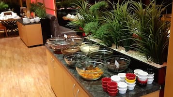 Pequeno-almoço tipo buffet diário (10 EUR por pessoa)