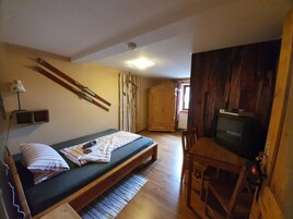 Quarto Duplo Básico, casa de banho privativa, vista para o jardim (Zimmer Nr. 4&6)