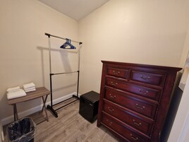 Quarto Individual Clássico | Roupa de cama fornecida 