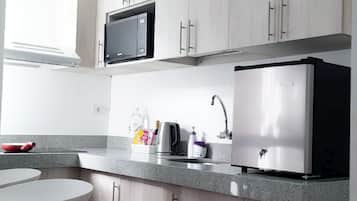 Apartamento Júnior | Cozinha privada | Um frigorífico/congelador grande, um micro-ondas, uma cafeteira/bule