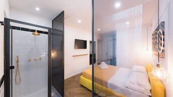 Quarto Duplo Deluxe | Casa de banho | Um polibã, artigos de higiene pessoal grátis, um secador de cabelo