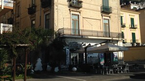 Um edifício de dois andares com um restaurante no andar térreo.