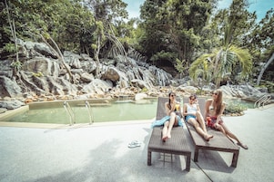 Piscina externa, espreguiçadeiras