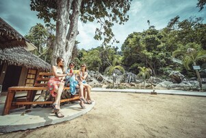 Piscina externa, espreguiçadeiras