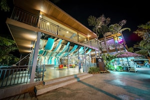 Fachada da propriedade à noite