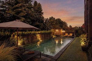 Piscina externa, guarda-sóis