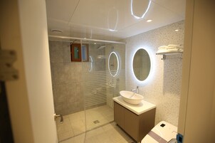 Quarto casal luxo, vista para a cidade | Banheiro | Chuveiro, secador de cabelo, toalhas de banho, sabonete