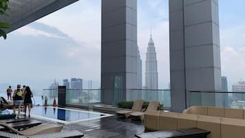 Piscina exterior, da(s) 10:00 à(s) 22:00, espreguiçadeiras