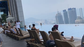 Piscina exterior, da(s) 10:00 à(s) 22:00, espreguiçadeiras