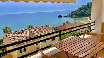 Apartamento, 2 quartos, vista para o mar | Sacada