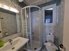 Apartamento de Luxo, 2 quartos | Casa de banho | Um polibã, toalhas fornecidas