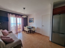 Apartamento de Luxo, 2 quartos | Sala de estar | TV de ecrã plano 