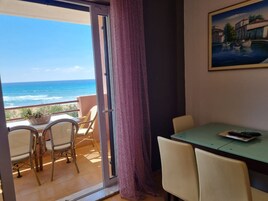 Apartamento superluxo, 2 quartos | Área de estar | TV de tela plana