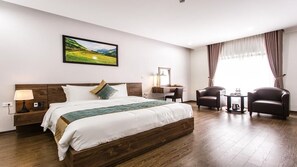 Quarto Duplo Deluxe | Camas de colchão Select Comfort, minibar, secretária 