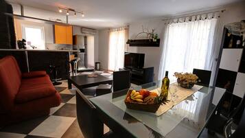 Apartamento (A1) | Cozinha privada | Um frigorífico, um micro-ondas, um forno, uma placa de cozinha