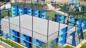 Edifício moderno com vários andares, combinando elementos de vidro e metal.