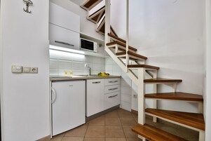 Apartamento (A3) | Cozinha privada | Um frigorífico, um micro-ondas, uma placa de cozinha 