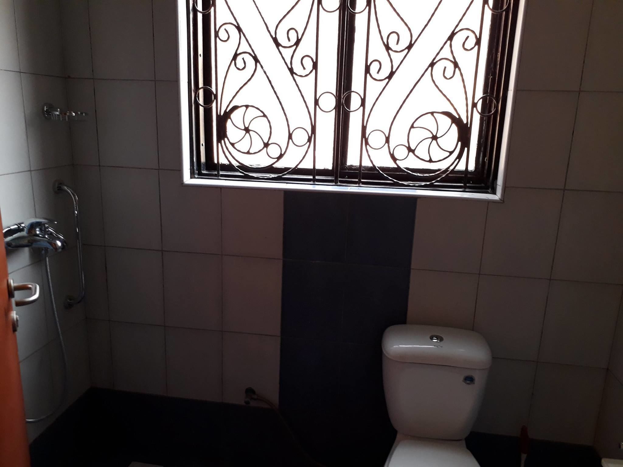 Quarto casal luxo | Comodidades do banheiro | Chuveiro, chinelos, toalhas de banho, sabonete