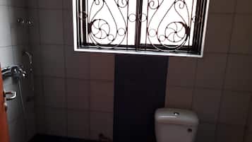 Quarto casal luxo | Comodidades do banheiro | Chuveiro, chinelos, toalhas de banho, sabonete