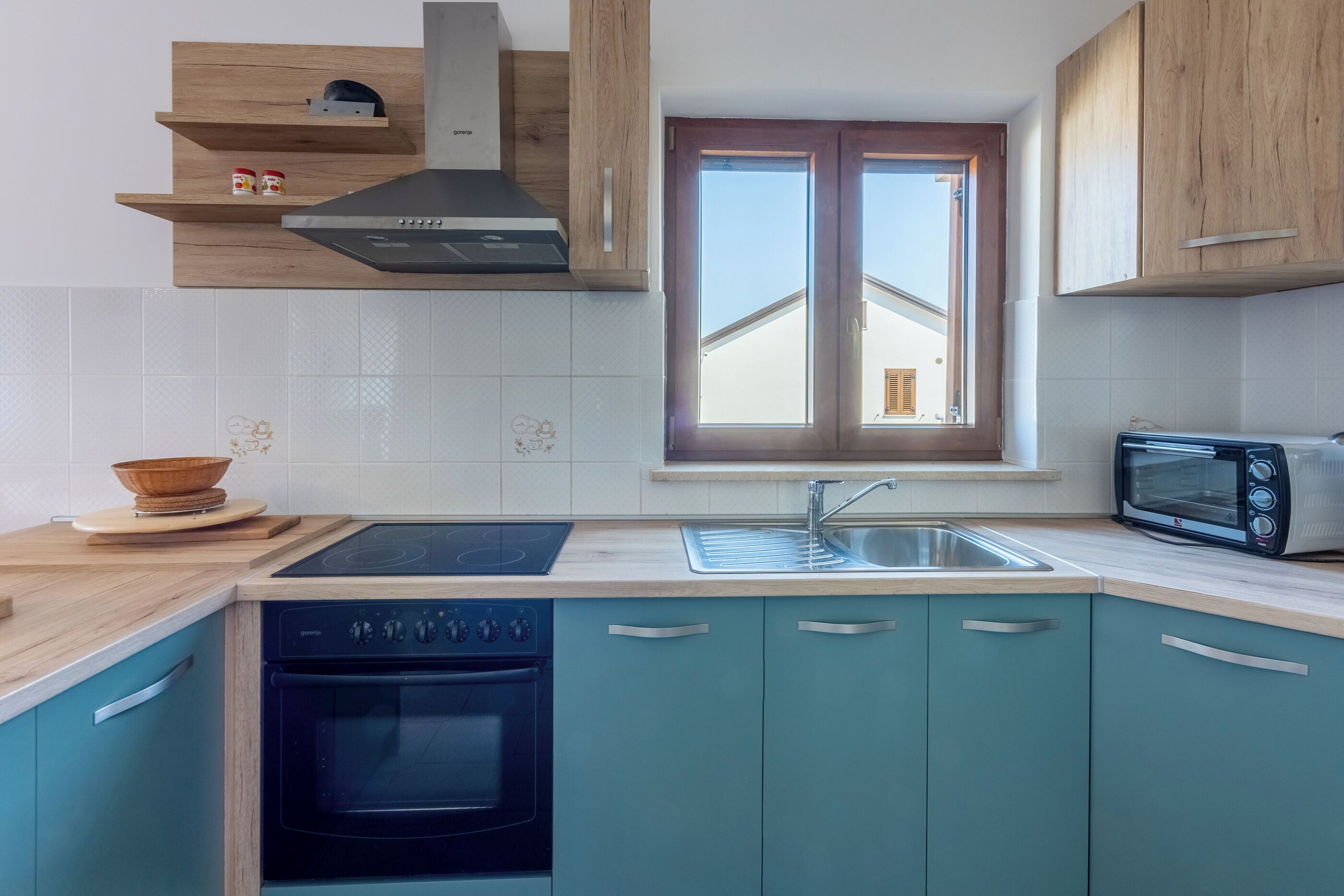 Apartamento (A1) | Cozinha privada | Um frigorífico, um micro-ondas, um forno, uma placa de cozinha 