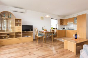 Apartamento (A1) | Cozinha privada | Geladeira, micro-ondas, cooktop, máquina de café expresso