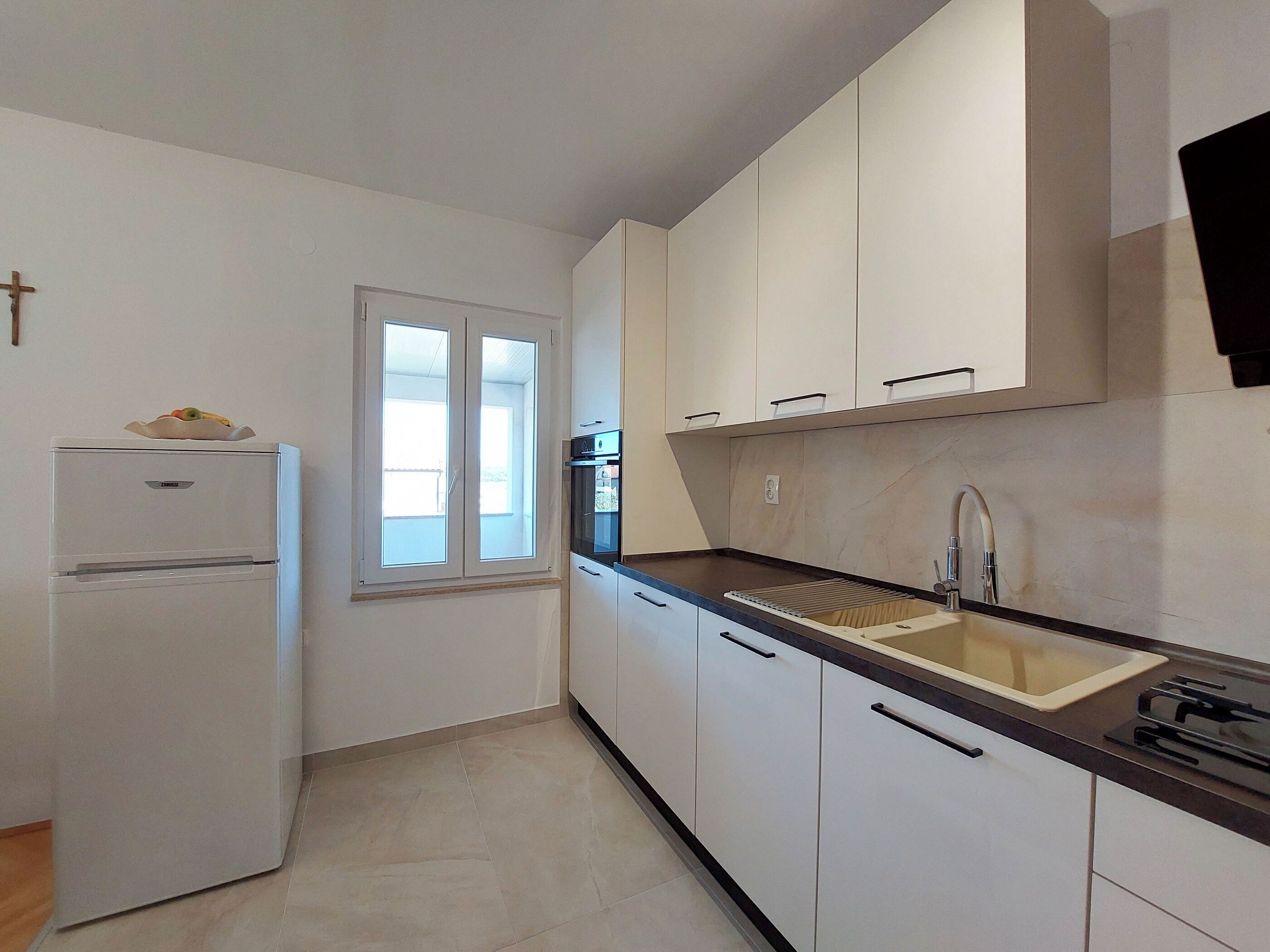 Apartamento (A1) | Cozinha privada | Um frigorífico, um micro-ondas, um forno, uma placa de cozinha 