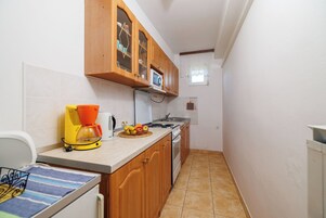 Apartamento (A1) | Cozinha privada | Um frigorífico, um forno, uma placa de cozinha
