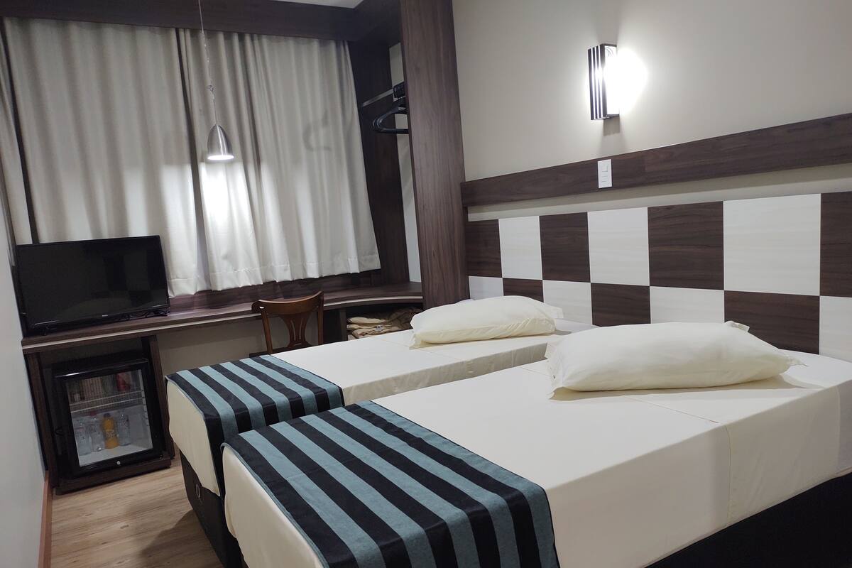 Quarto Twin | Minibar, secretária, berços/camas para crianças grátis, Wi-fi grátis 