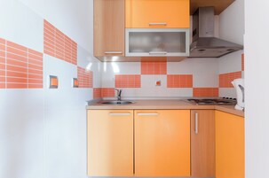Geladeira, cooktop, máquina de café expresso, chaleira elétrica