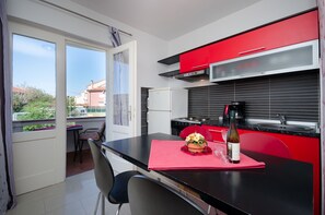 Cozinha privada | Um frigorífico, uma placa de cozinha, uma máquina de café expresso 
