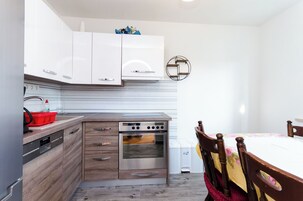 Apartamento (A2) | Cozinha privada | Um frigorífico, um micro-ondas, uma placa de cozinha 