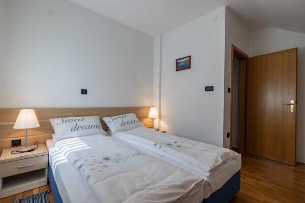 Apartments And Room Robert - Korenica