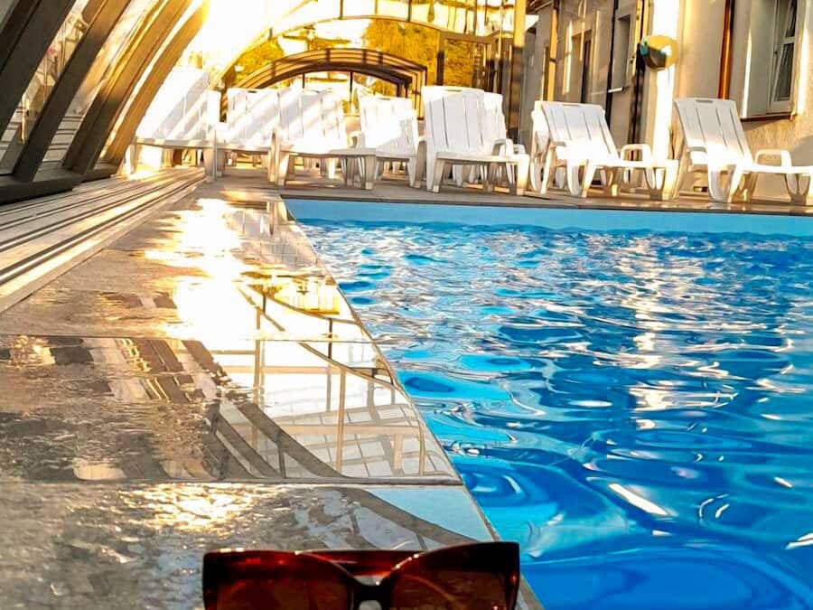 Piscina interior, piscina exterior sazonal, espreguiçadeiras