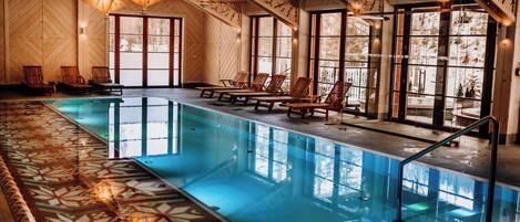 Piscina interna, funciona das 8h às 22h, espreguiçadeiras